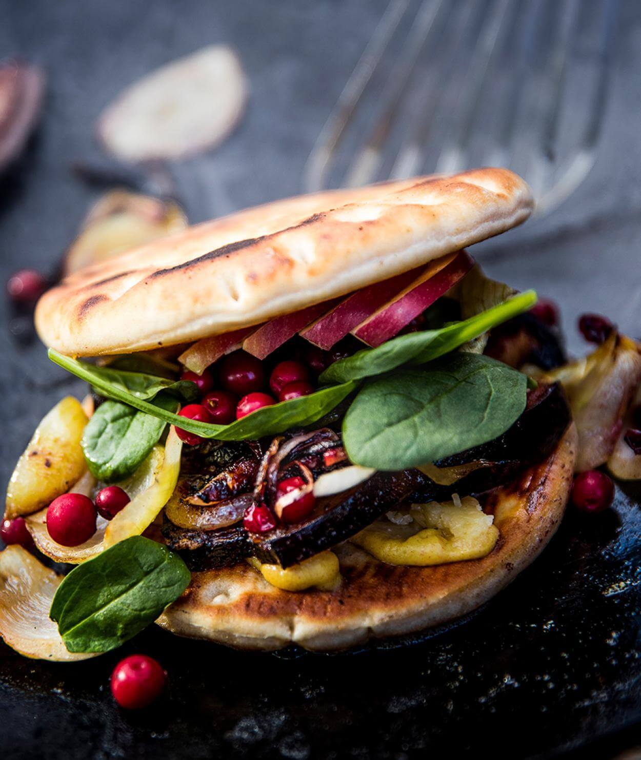 Grillet sandwich med bacon, ost, eple og tyttebær | Polarbröd