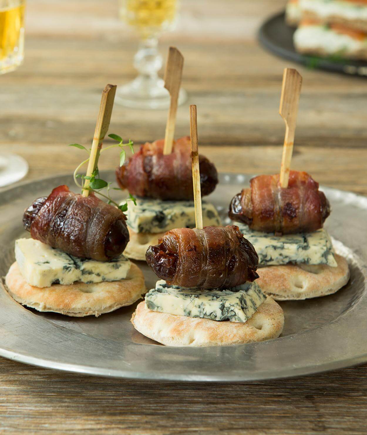 Kanapeer med bacondadler og blåmuggost | Polarbröd