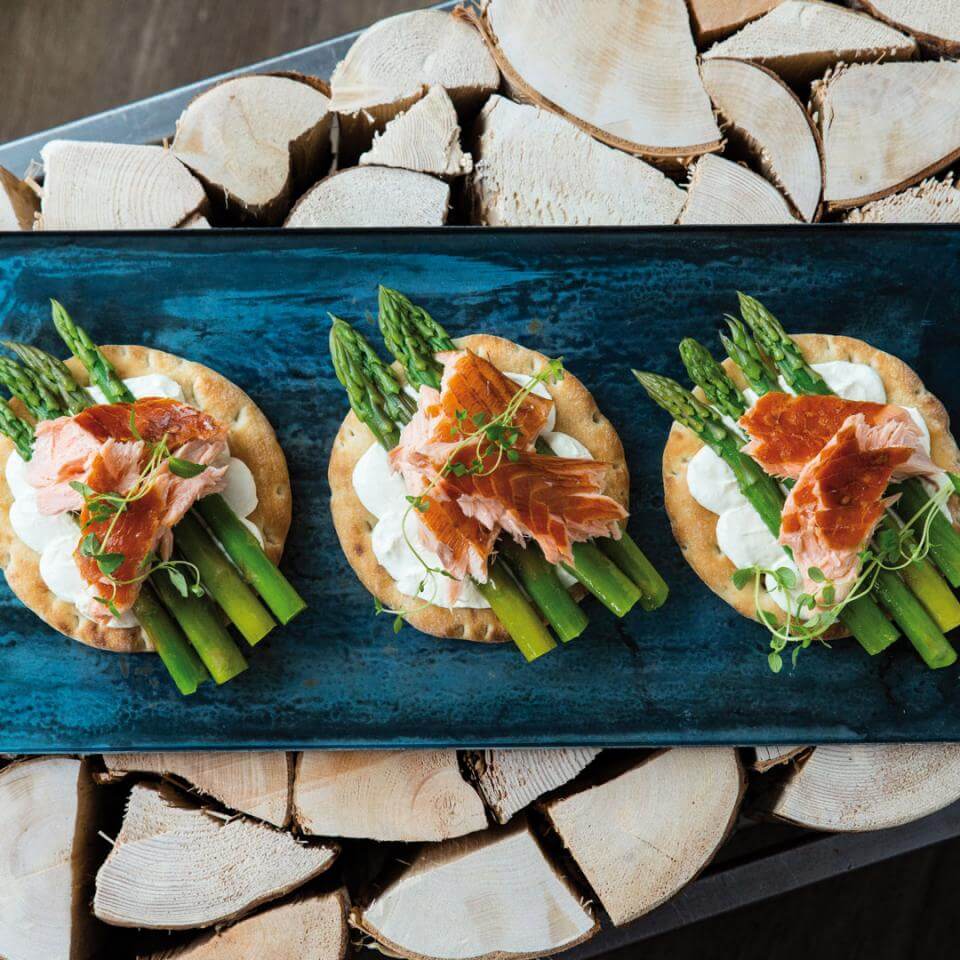 Snittar med rökt lax, äpple och valnötter | Polarbröd
